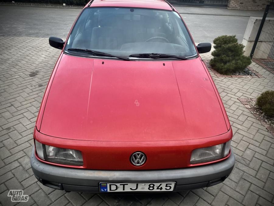 Red Volkswagen Passat 1990 in Kaunas, with an engine capacity of 2.00 L and mileage of 246 thousand km for 2999 €, photo 6 on AUTOMOTO.COM.LV