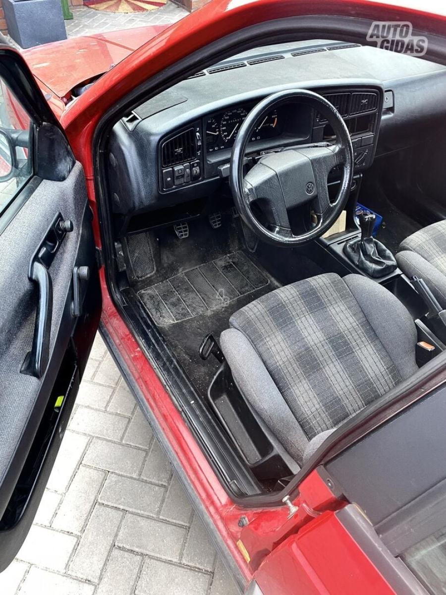 Red Volkswagen Passat 1990 in Kaunas, with an engine capacity of 2.00 L and mileage of 246 thousand km for 2999 €, photo 7 on AUTOMOTO.COM.LV