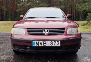 Red Volkswagen Passat 1998 in Vilnius, with an engine capacity of 1.80 L and mileage of 393 thousand km for 750 €, photo  on AUTOMOTO.COM.LV