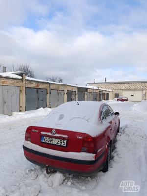 Red Volkswagen Passat 1999 in Panevezys, with an engine capacity of 1.90 L and mileage of 381 thousand km for 800 €, photo 4 on AUTOMOTO.COM.LV