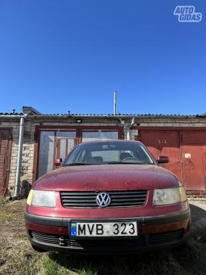 Sarkans Volkswagen Passat 1999 Panevēža, ar dzinēja tilpumu 1.80 L un nobraukumu 394 tūkst. km par 850 €, foto  vietnē AUTOMOTO.COM.LV