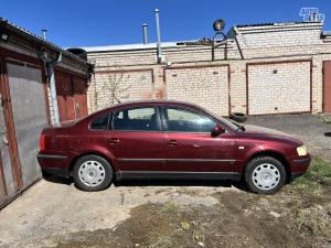 Sarkans Volkswagen Passat 1999 Panevēža, ar dzinēja tilpumu 1.80 L un nobraukumu 394 tūkst. km par 850 €, foto 3 vietnē AUTOMOTO.COM.LV
