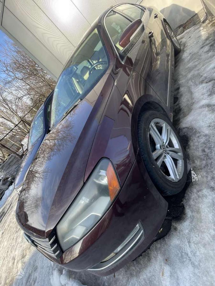 Red Volkswagen Passat 2014 in Kaunas, with an engine capacity of 1.80 L and mileage of 200 thousand km for 3900 €, photo 3 on AUTOMOTO.COM.LV