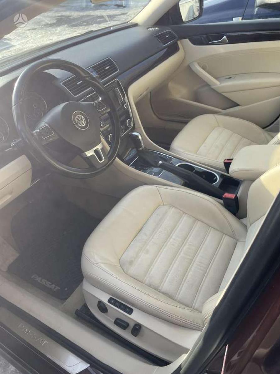 Red Volkswagen Passat 2014 in Kaunas, with an engine capacity of 1.80 L and mileage of 200 thousand km for 3900 €, photo 5 on AUTOMOTO.COM.LV