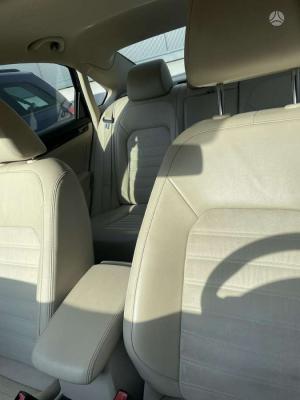 Red Volkswagen Passat 2014 in Kaunas, with an engine capacity of 1.80 L and mileage of 200 thousand km for 3900 €, photo 6 on AUTOMOTO.COM.LV