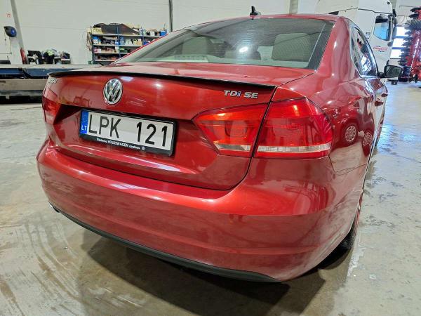 Red Volkswagen Passat 2015 in Sakiai, with an engine capacity of 1.97 L and mileage of 182 thousand km for 8000 €, photo 7 on AUTOMOTO.COM.LV