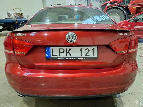Red Volkswagen Passat 2015 in Sakiai, with an engine capacity of 1.97 L and mileage of 182 thousand km for 8000 €, photo 8 on AUTOMOTO.COM.LV