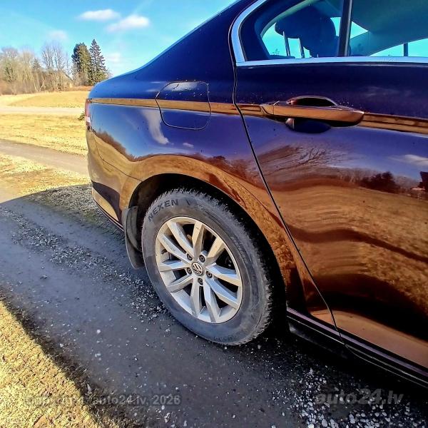 Red Volkswagen Passat 2015 in Tallinn, with an engine capacity of 1.40 L and mileage of 277 thousand km for 9900 €, photo 6 on AUTOMOTO.COM.LV