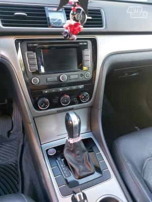 Red Volkswagen Passat 2015 in Vilnius, with an engine capacity of 2.00 L and mileage of 262 thousand km for 5200 €, photo 4 on AUTOMOTO.COM.LV