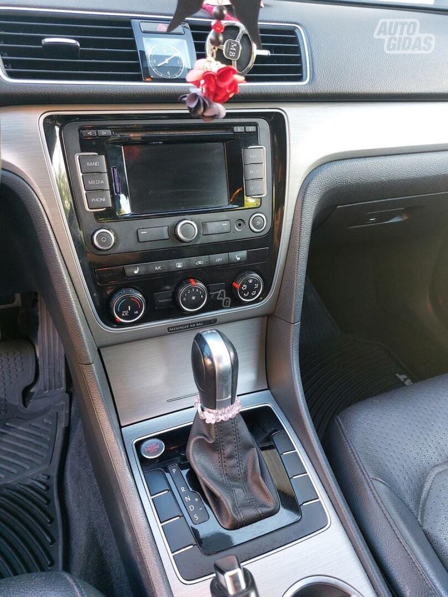 Red Volkswagen Passat 2015 in Vilnius, with an engine capacity of 2.00 L and mileage of 262 thousand km for 5200 €, photo 4 on AUTOMOTO.COM.LV