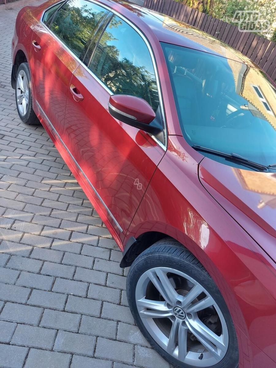 Red Volkswagen Passat 2015 in Vilnius, with an engine capacity of 2.00 L and mileage of 262 thousand km for 5200 €, photo 10 on AUTOMOTO.COM.LV