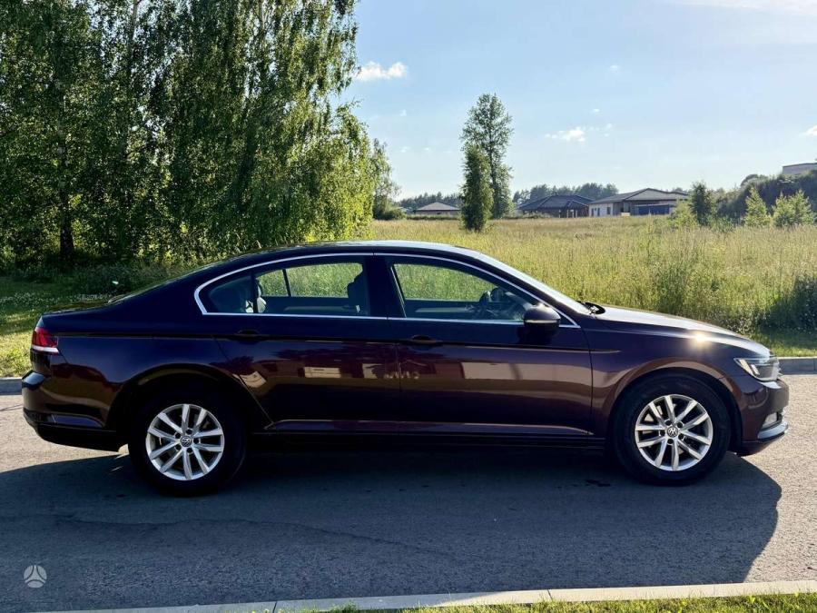 Red Volkswagen Passat 2015 in Vilnius, with an engine capacity of 2.00 L and mileage of 244 thousand km for 8350 €, photo 3 on AUTOMOTO.COM.LV