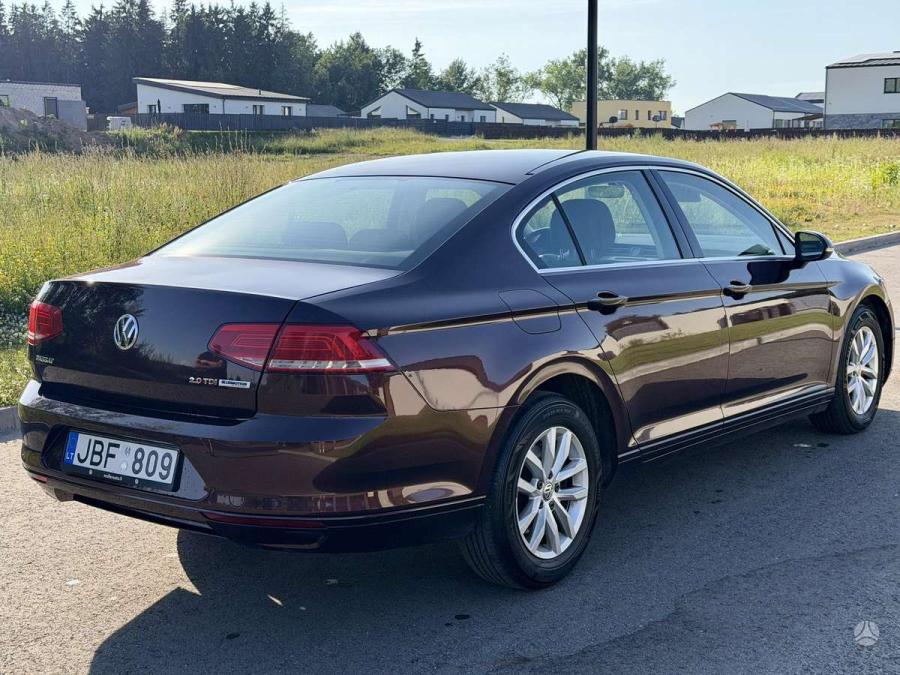 Red Volkswagen Passat 2015 in Vilnius, with an engine capacity of 2.00 L and mileage of 244 thousand km for 8350 €, photo 4 on AUTOMOTO.COM.LV