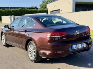 Red Volkswagen Passat 2015 in Vilnius, with an engine capacity of 2.00 L and mileage of 244 thousand km for 8350 €, photo 5 on AUTOMOTO.COM.LV