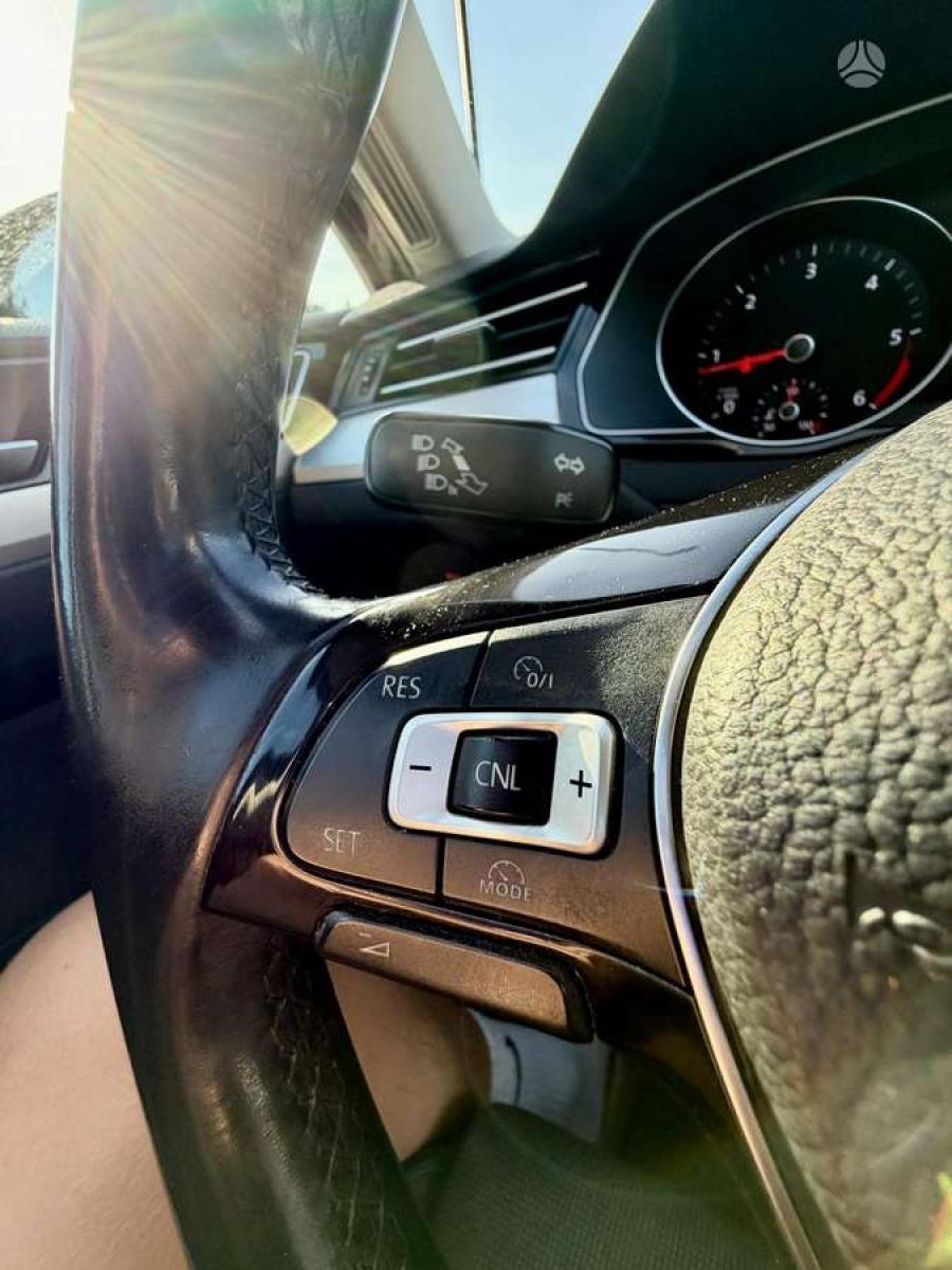 Red Volkswagen Passat 2015 in Vilnius, with an engine capacity of 2.00 L and mileage of 244 thousand km for 8350 €, photo 11 on AUTOMOTO.COM.LV