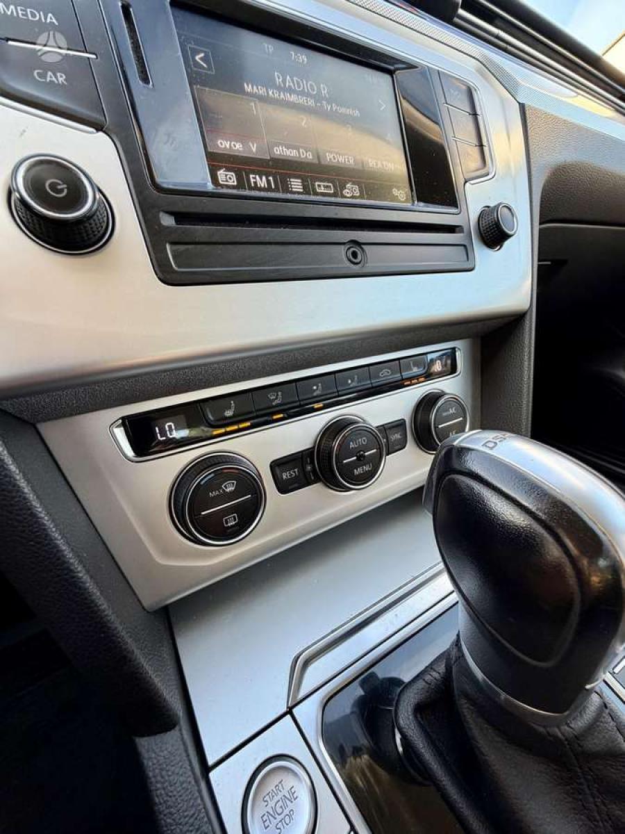 Red Volkswagen Passat 2015 in Vilnius, with an engine capacity of 2.00 L and mileage of 244 thousand km for 8350 €, photo 12 on AUTOMOTO.COM.LV
