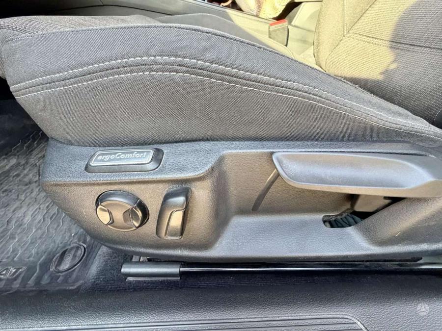 Red Volkswagen Passat 2015 in Vilnius, with an engine capacity of 2.00 L and mileage of 244 thousand km for 8350 €, photo 13 on AUTOMOTO.COM.LV