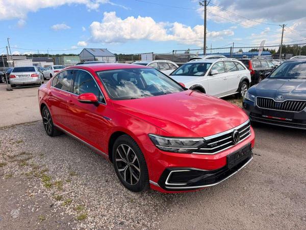 Red Volkswagen Passat 2021 in Kaunas, with an engine capacity of 1.40 L and mileage of 80 thousand km for 18550 €, photo 1 on AUTOMOTO.COM.LV