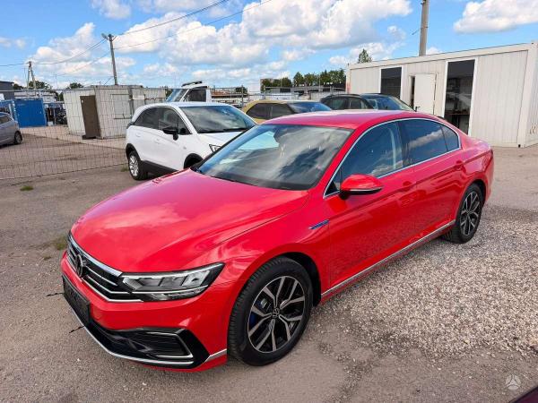 Red Volkswagen Passat 2021 in Kaunas, with an engine capacity of 1.40 L and mileage of 80 thousand km for 18550 €, photo 2 on AUTOMOTO.COM.LV