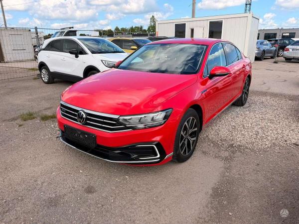 Red Volkswagen Passat 2021 in Kaunas, with an engine capacity of 1.40 L and mileage of 80 thousand km for 18550 €, photo 3 on AUTOMOTO.COM.LV