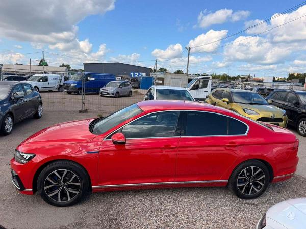 Red Volkswagen Passat 2021 in Kaunas, with an engine capacity of 1.40 L and mileage of 80 thousand km for 18550 €, photo 4 on AUTOMOTO.COM.LV