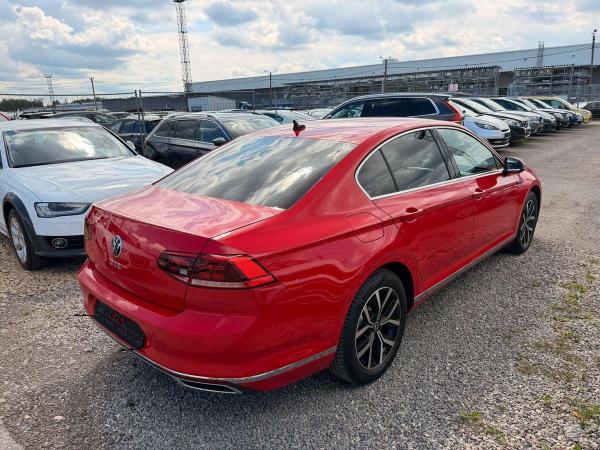 Red Volkswagen Passat 2021 in Kaunas, with an engine capacity of 1.40 L and mileage of 80 thousand km for 18550 €, photo 5 on AUTOMOTO.COM.LV