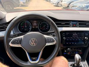 Red Volkswagen Passat 2021 in Kaunas, with an engine capacity of 1.40 L and mileage of 80 thousand km for 18500 €, photo 18 on AUTOMOTO.COM.LV