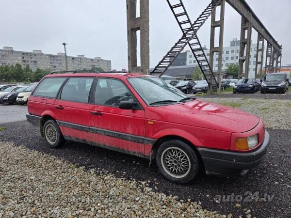 Sarkans Volkswagen Passat 1993 Tallina, ar dzinēja tilpumu 1.80 L un nobraukumu 265 tūkst. km par 599 €, foto 1 vietnē AUTOMOTO.COM.LV