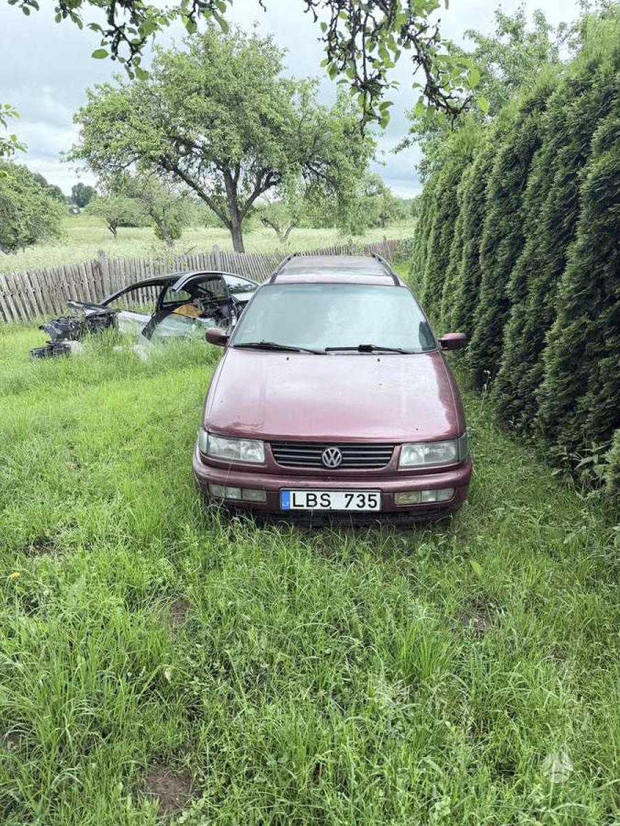 Red Volkswagen Passat 1993 in Vilnius, with an engine capacity of 1.90 L and mileage of 300 thousand km for 450 €, photo 1 on AUTOMOTO.COM.LV