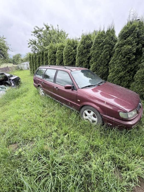 Red Volkswagen Passat 1993 in Vilnius, with an engine capacity of 1.90 L and mileage of 300 thousand km for 450 €, photo 2 on AUTOMOTO.COM.LV