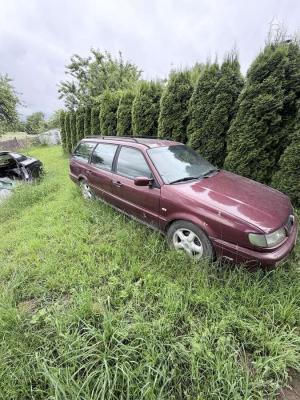 Red Volkswagen Passat 1993 in Vilnius, with an engine capacity of 1.90 L and mileage of 300 thousand km for 450 €, photo 3 on AUTOMOTO.COM.LV