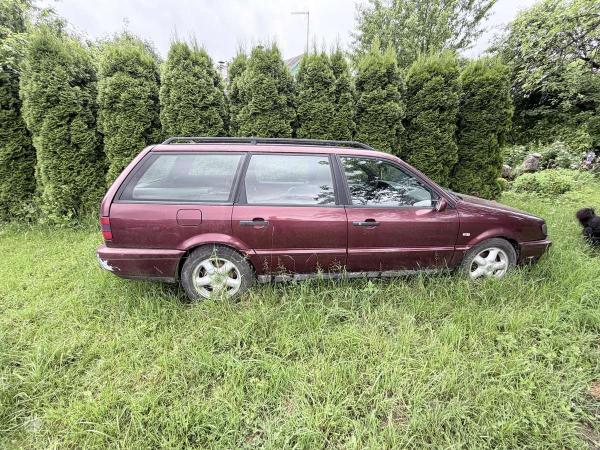 Red Volkswagen Passat 1993 in Vilnius, with an engine capacity of 1.90 L and mileage of 300 thousand km for 450 €, photo 3 on AUTOMOTO.COM.LV