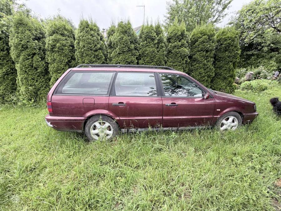 Red Volkswagen Passat 1993 in Vilnius, with an engine capacity of 1.90 L and mileage of 300 thousand km for 450 €, photo 4 on AUTOMOTO.COM.LV