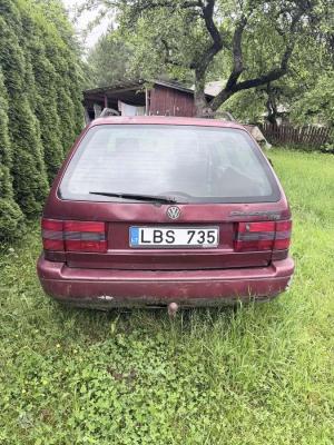 Red Volkswagen Passat 1993 in Vilnius, with an engine capacity of 1.90 L and mileage of 300 thousand km for 450 €, photo 5 on AUTOMOTO.COM.LV