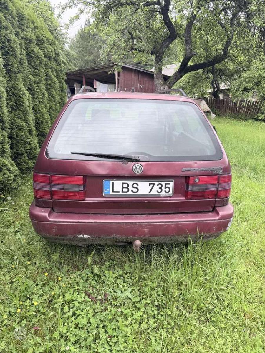 Red Volkswagen Passat 1993 in Vilnius, with an engine capacity of 1.90 L and mileage of 300 thousand km for 450 €, photo 5 on AUTOMOTO.COM.LV