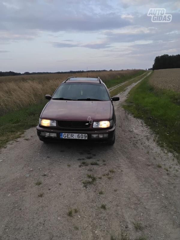 Sarkans Volkswagen Passat 1994 Utena, ar dzinēja tilpumu 1.90 L un nobraukumu 420 tūkst. km par 800 €, foto 1 vietnē AUTOMOTO.COM.LV