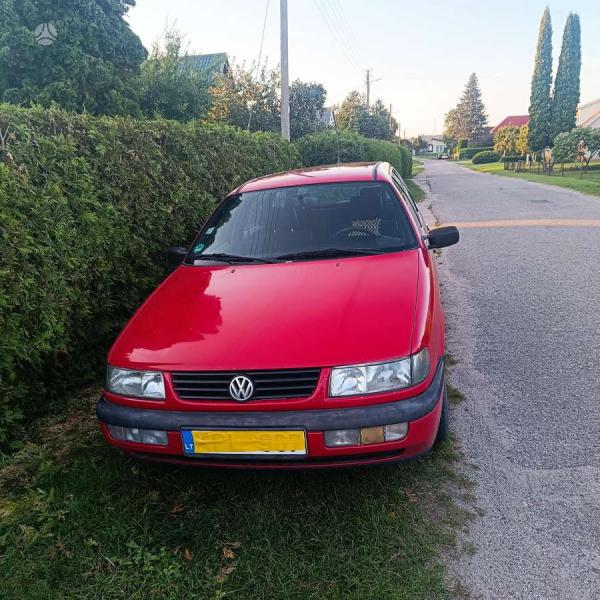 Red Volkswagen Passat 1995 in Druskininkai, with an engine capacity of 1.78 L and mileage of 227 thousand km for 600 €, photo 1 on AUTOMOTO.COM.LV