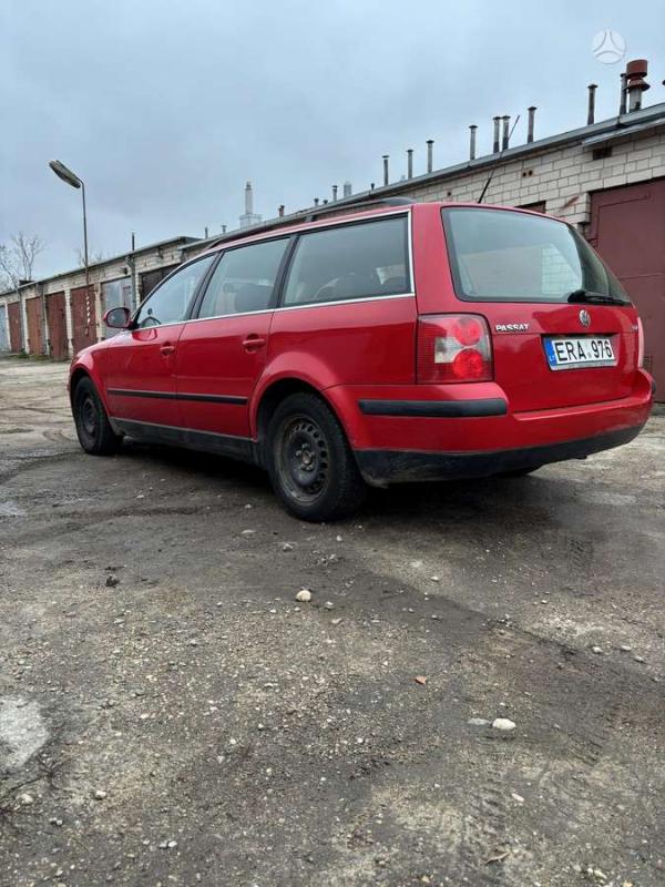 Red Volkswagen Passat 2005 in Alytus, with an engine capacity of 1.90 L and mileage of 205 thousand km for 1200 €, photo 4 on AUTOMOTO.COM.LV