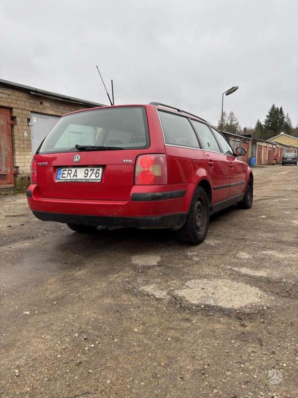 Red Volkswagen Passat 2005 in Alytus, with an engine capacity of 1.90 L and mileage of 205 thousand km for 1200 €, photo 5 on AUTOMOTO.COM.LV