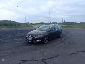 Sarkans Volkswagen Passat 2012 Panevēža, ar dzinēja tilpumu 1.97 L un nobraukumu 259 tūkst. km par 4200 €, foto  vietnē AUTOMOTO.COM.LV