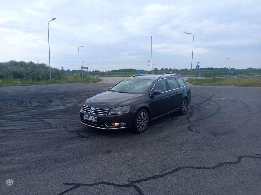 Sarkans Volkswagen Passat 2012 Panevēža, ar dzinēja tilpumu 1.97 L un nobraukumu 259 tūkst. km par 4200 €, foto 1 vietnē AUTOMOTO.COM.LV