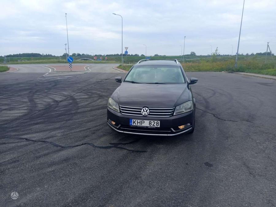 Sarkans Volkswagen Passat 2012 Panevēža, ar dzinēja tilpumu 1.97 L un nobraukumu 259 tūkst. km par 4200 €, foto 3 vietnē AUTOMOTO.COM.LV