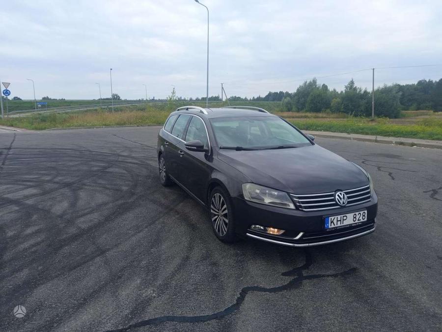 Sarkans Volkswagen Passat 2012 Panevēža, ar dzinēja tilpumu 1.97 L un nobraukumu 259 tūkst. km par 4200 €, foto 4 vietnē AUTOMOTO.COM.LV