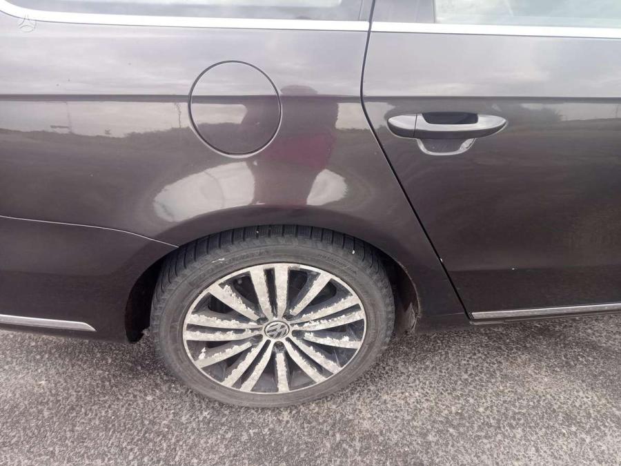 Sarkans Volkswagen Passat 2012 Panevēža, ar dzinēja tilpumu 1.97 L un nobraukumu 259 tūkst. km par 4200 €, foto 9 vietnē AUTOMOTO.COM.LV