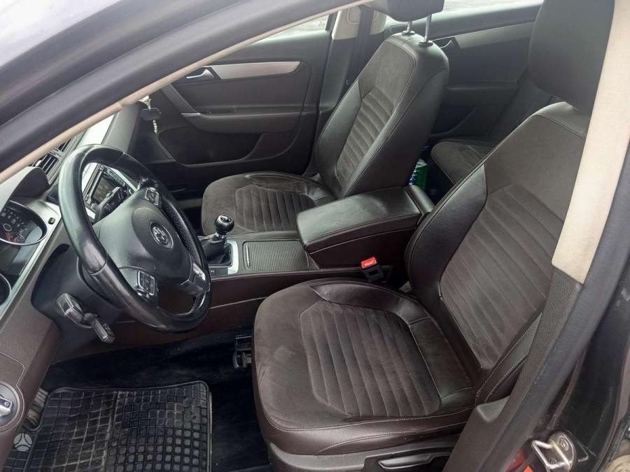 Sarkans Volkswagen Passat 2012 Panevēža, ar dzinēja tilpumu 1.97 L un nobraukumu 259 tūkst. km par 4200 €, foto 10 vietnē AUTOMOTO.COM.LV
