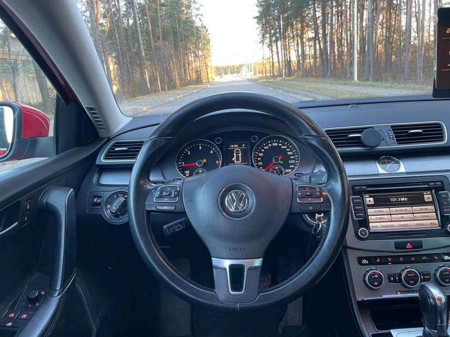 Sarkans Volkswagen Passat 2013 Varėna, ar dzinēja tilpumu 1.97 L un nobraukumu 264 tūkst. km par 4800 €, foto 15 vietnē AUTOMOTO.COM.LV