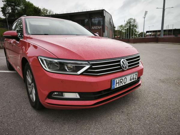 Red Volkswagen Passat 2015 in Telschi, with an engine capacity of 1.60 L and mileage of 345 thousand km for 6200 €, photo 4 on AUTOMOTO.COM.LV