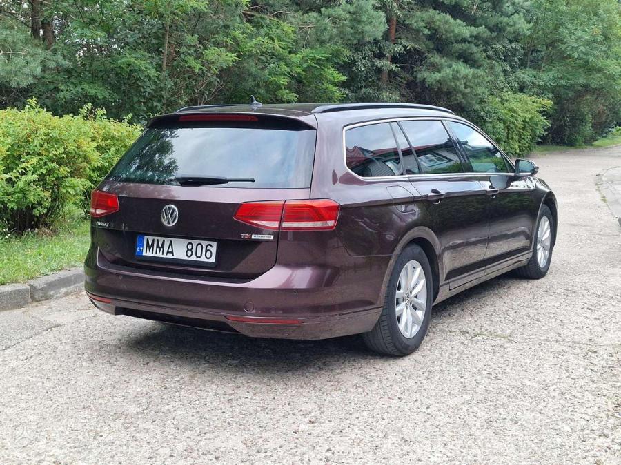 Red Volkswagen Passat 2015 in Vilnius, with an engine capacity of 1.60 L and mileage of 370 thousand km for 7450 €, photo 6 on AUTOMOTO.COM.LV