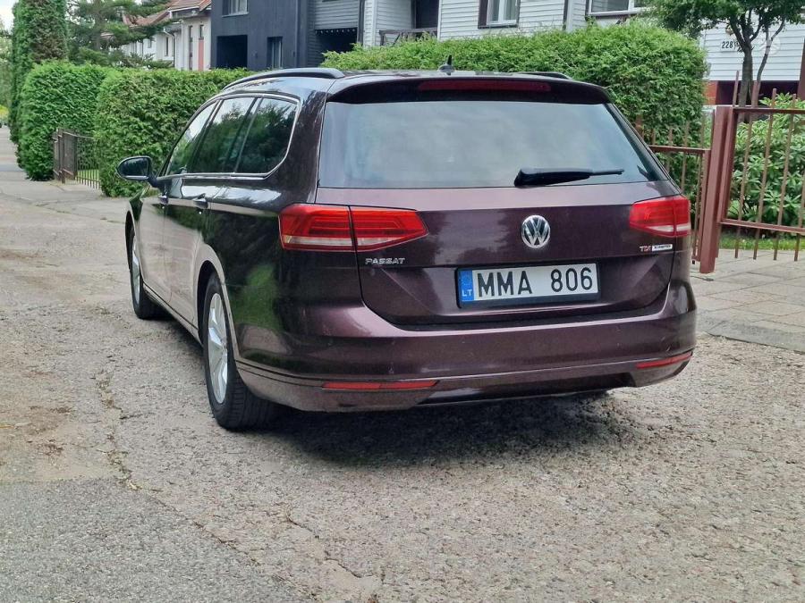 Red Volkswagen Passat 2015 in Vilnius, with an engine capacity of 1.60 L and mileage of 370 thousand km for 7450 €, photo 8 on AUTOMOTO.COM.LV