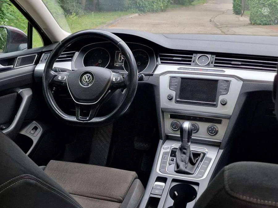 Red Volkswagen Passat 2015 in Vilnius, with an engine capacity of 1.60 L and mileage of 370 thousand km for 7450 €, photo 14 on AUTOMOTO.COM.LV